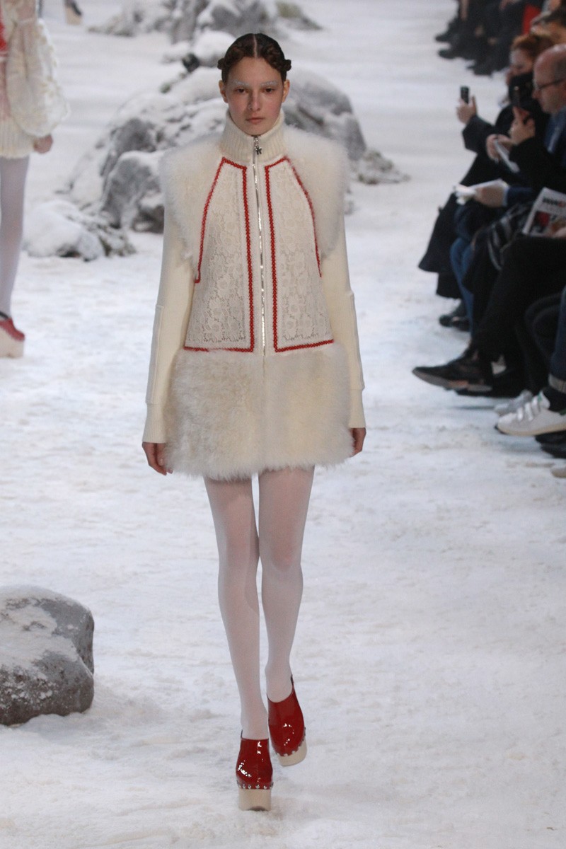 Moncler recria a paisagem da Suíça no inverno 2017 | Desfiles | Vogue