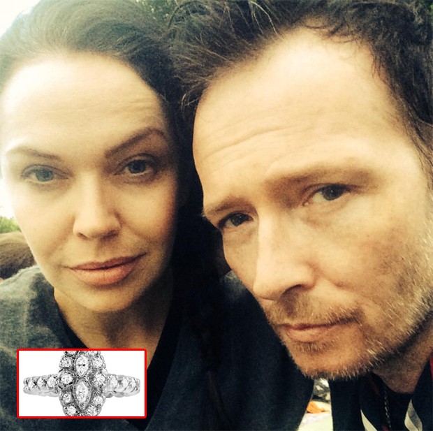 Viúva de Scott Weiland leiloa aliança de noivado - Quem | QUEM News