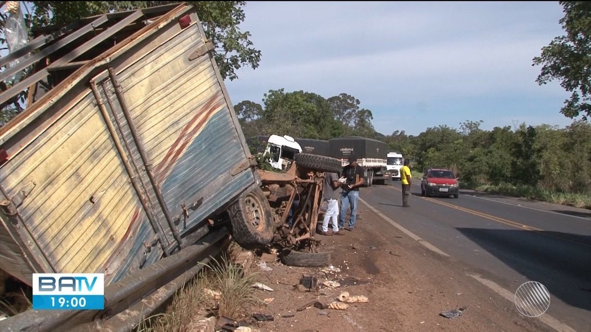 Homem morre e dois ficam feridos em batida entre caminhonete e caminhão na Bahia; veículo menor ...
