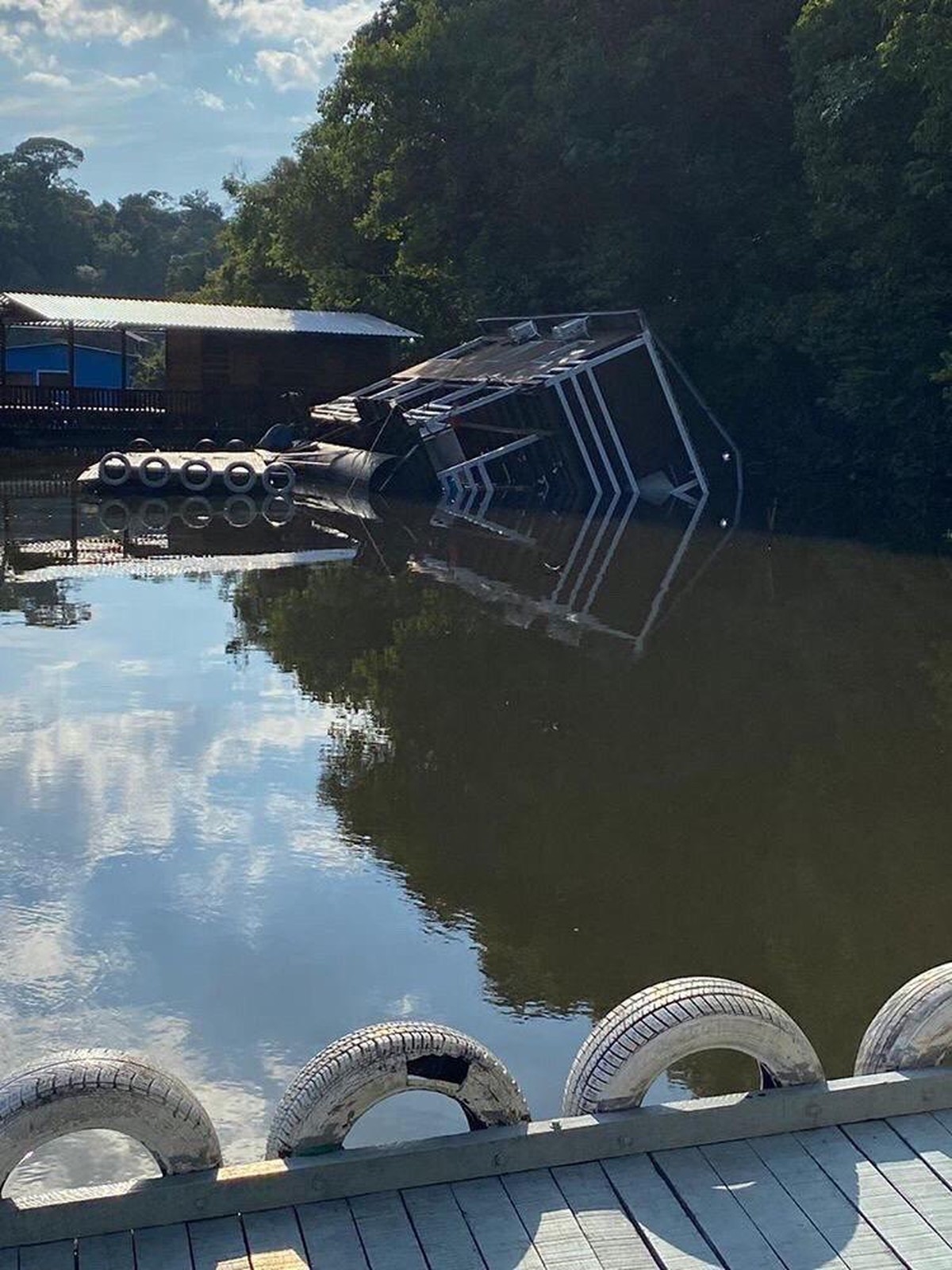Casa flutuante afunda em rio durante aniversário com cerca de 50 ...