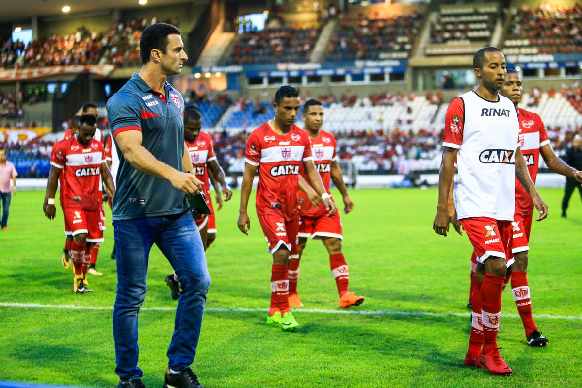 Rocha muda mais de meio time, avança as linhas do CRB, mas perde do ...