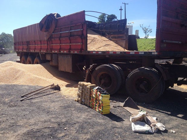 G1 - Polícia apreende pistolas, crack e cocaína entre 36 toneladas de ...