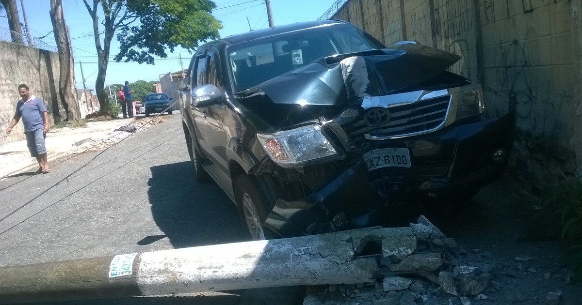 G1 - Internauta registra carro que bateu em poste no Boa Vista em Suzano - notícias em VC no G1 ...