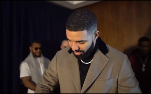 Drake sobe ao palco em Londres com figurino de quase R$ 4 milhões - GQ ...
