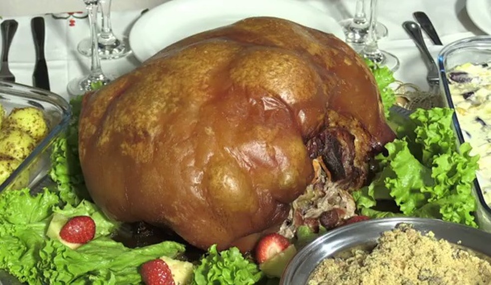 Aprenda a fazer pernil recheado e salpicão de frutas para o Ano Novo ...