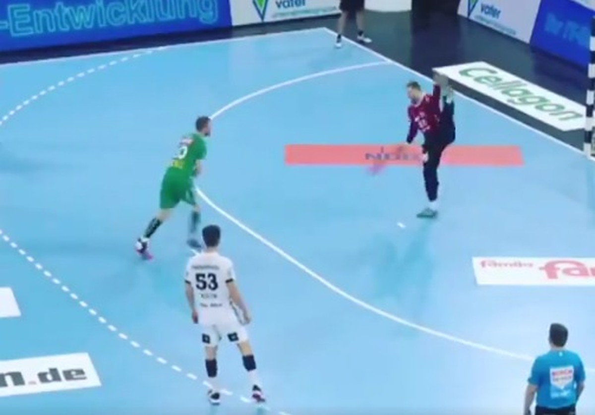 Caiu e levantou: goleiro faz defesa incrível em tiro de 7 metros na ...