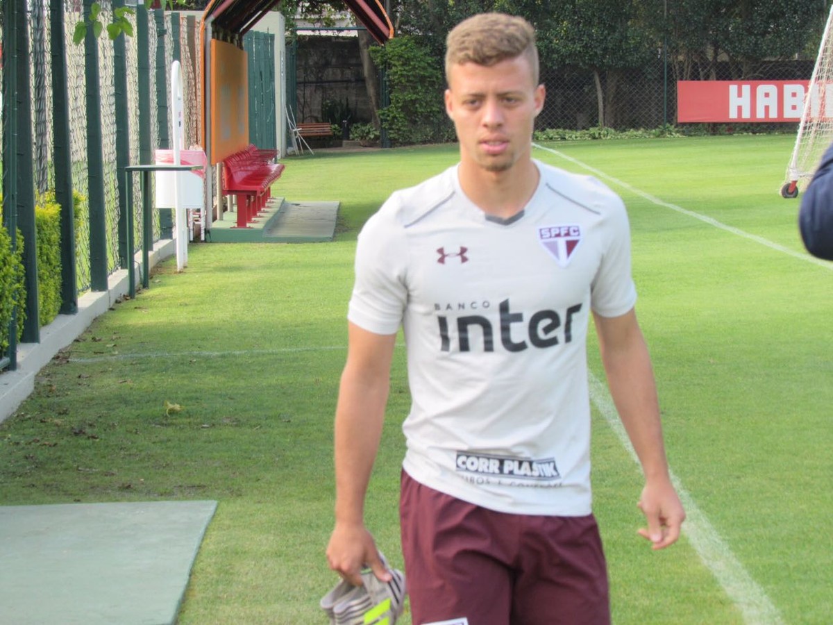 Lucas Fernandes volta a treinar no São Paulo após sentir incômodo ...