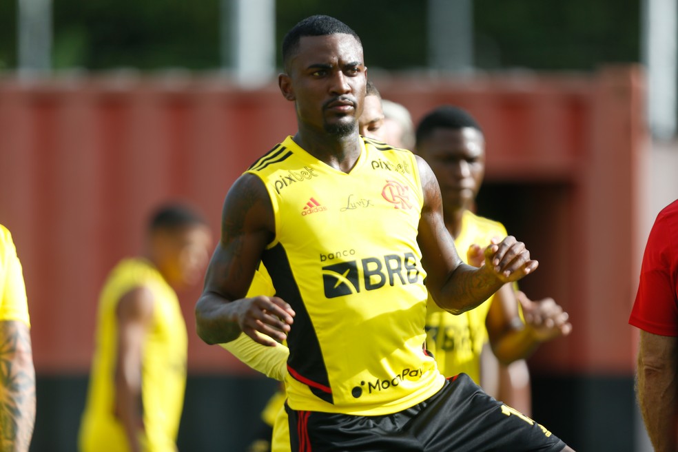 Flamengo negocia saída do lateral-esquerdo Ramon para o Olympiacos