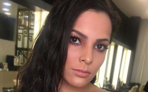 Ex-BBB Emilly Araújo leva decote ao limite em evento de gala com Mayla ...