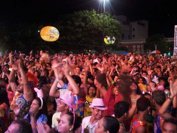 G1 - Alcione canta para multidão na Praça Deodoro em São Luís ...