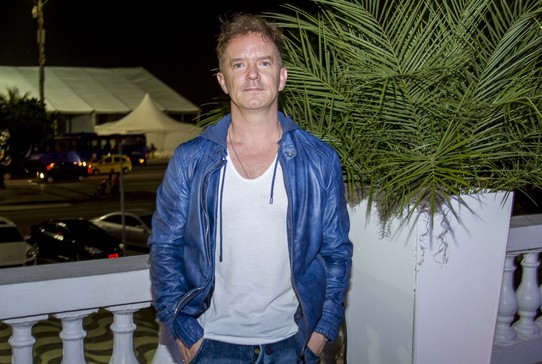 Guitarrista de Shakira conta como é trabalhar ao lado de Roberto Carlos ...