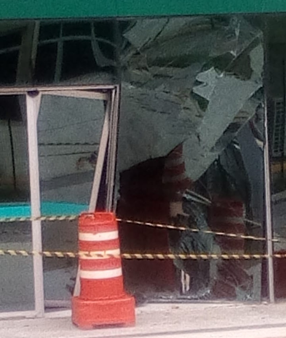 Carro desgovernado atinge loja em Salvador e destrói parcialmente portas de vidro | Bahia | G1