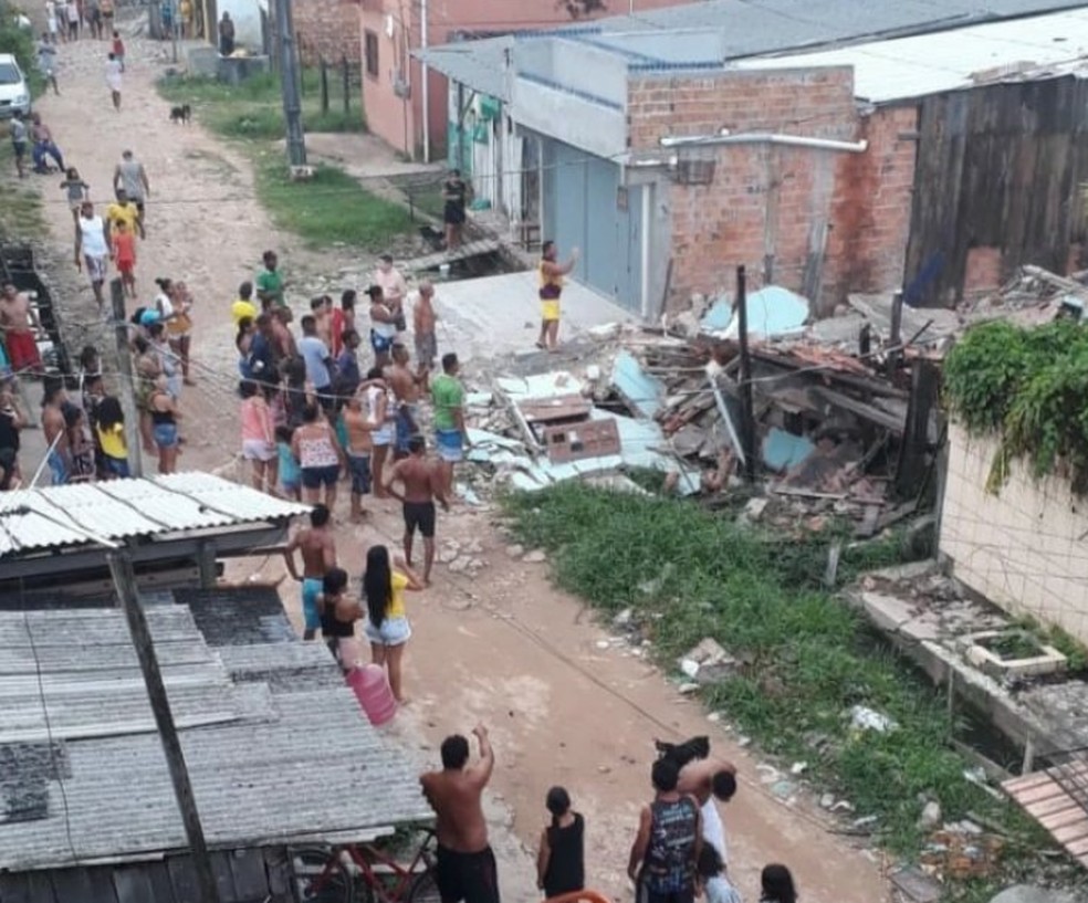Casa fica totalmente destruída após desabar em Belém | Pará | G1