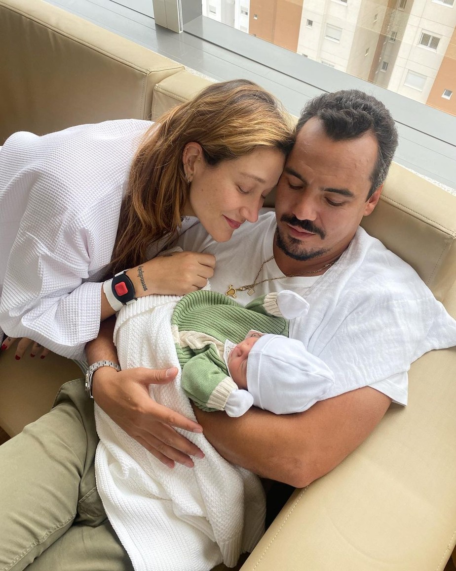 Gabriela Pugliesi e Túlio Dek posam com o filho recém-nascido | Vogue ...