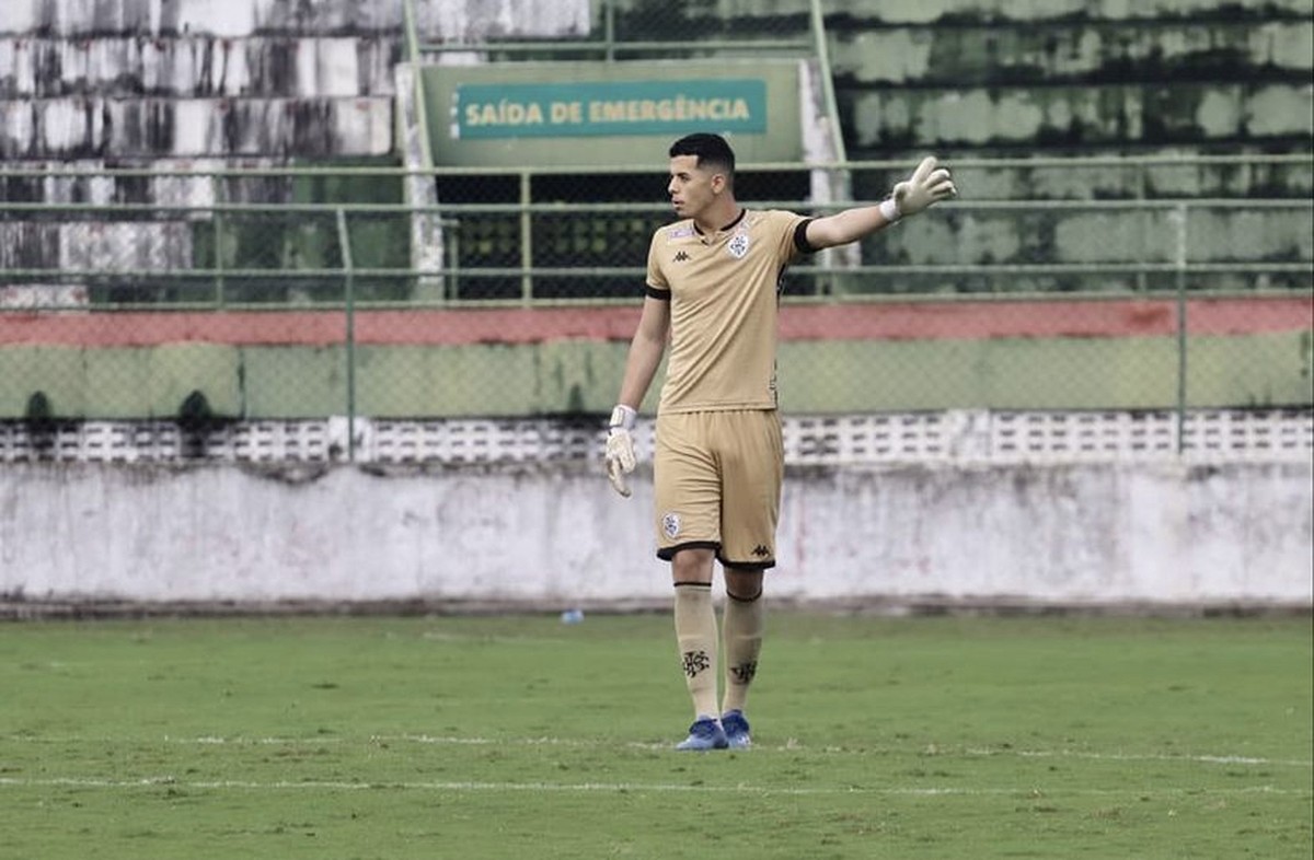 Botafogo assina primeiro contrato profissional com goleiro "gigante" de ...