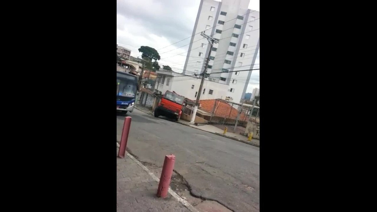 Caminhão desgovernado desce rua de ré e atinge casa em Pirituba; veja vídeo | São Paulo | G1