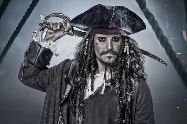 Reconhece? Ator vira o pirata Jack Sparrow para lançamento de filme ...