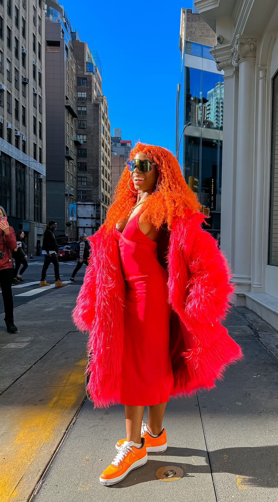 MC Soffia causa pelas ruas de NY com look vermelho e diverte seguidores ...