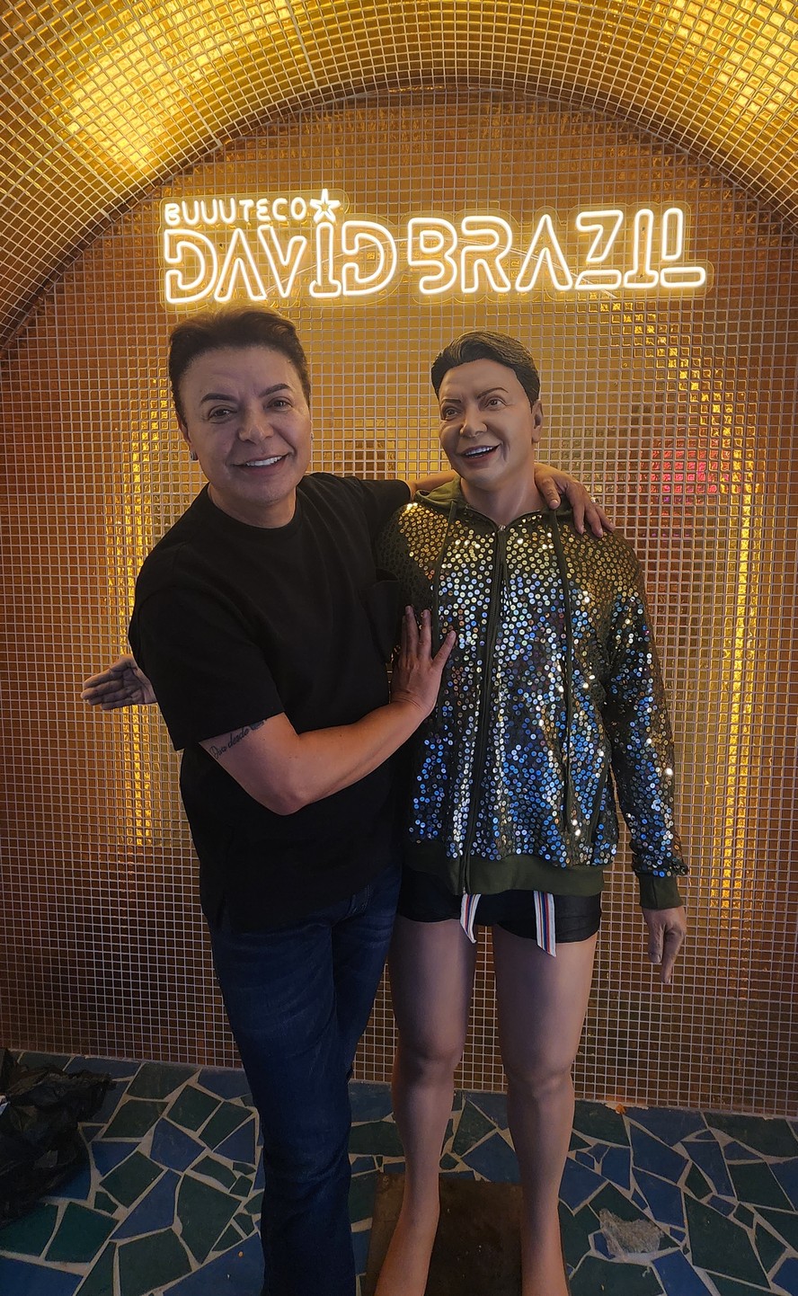 Mercado Municipal de Niterói: estátua de David Brazil terá casaco de Paulo Gustavo