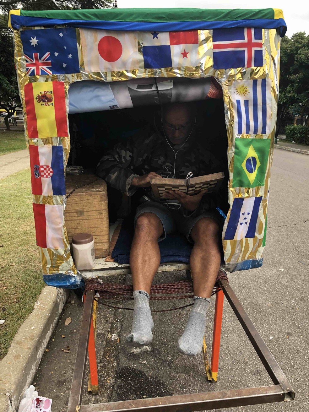 Lar de catador de recicláveis, 'carroça da Copa' é equipada com antena ...