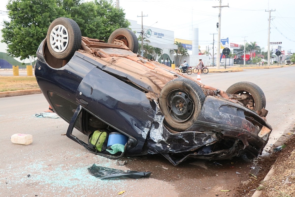 Carro capota após bater em dois veículos na BR-163 em MT e três pessoas ...