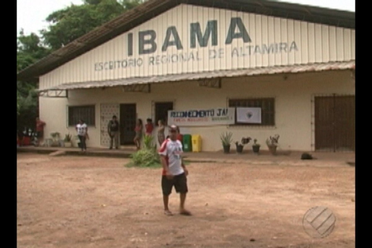 Integrantes de movimento social protestam em frente a sede do Ibama de ...