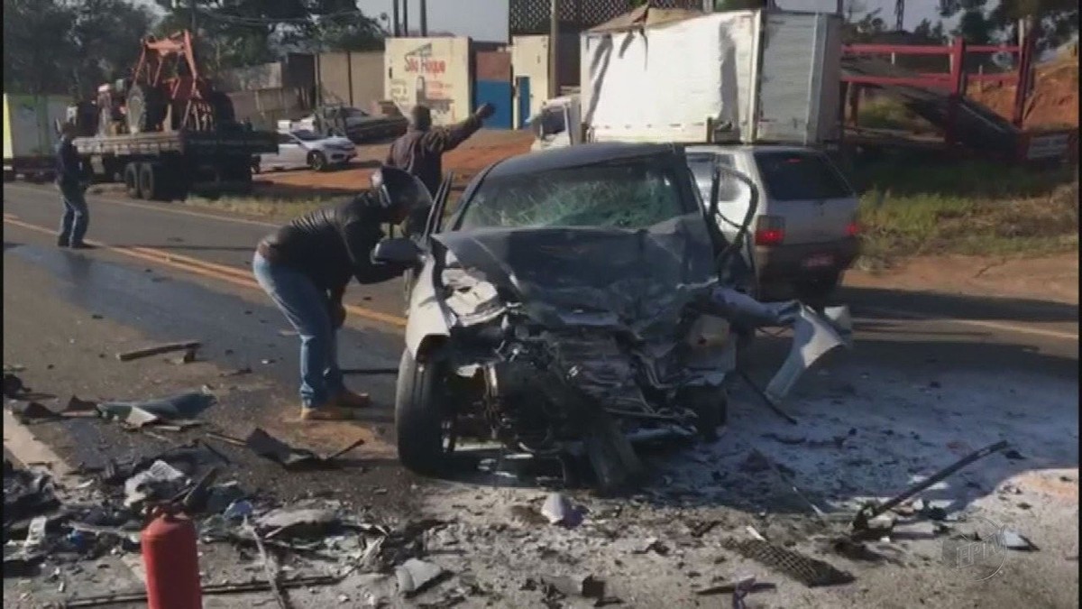 Acidente entre quatro carros deixa um morto e quatro feridos na BR-491 | Sul de Minas | G1