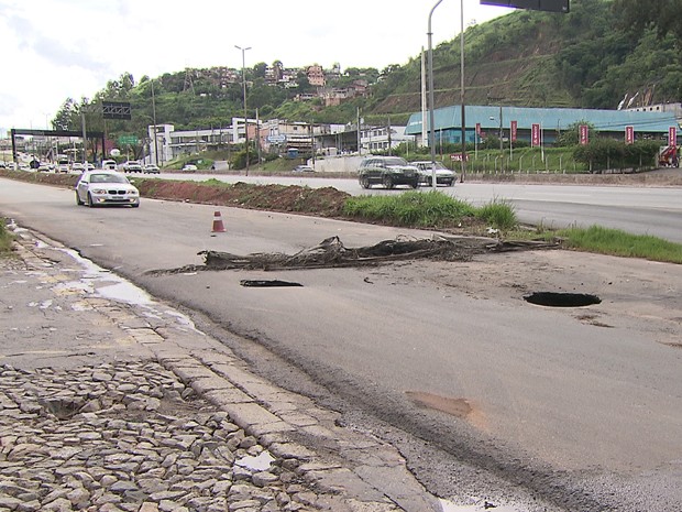 G1 - Buracos interditam pista marginal do Anel Rodoviário, em BH ...