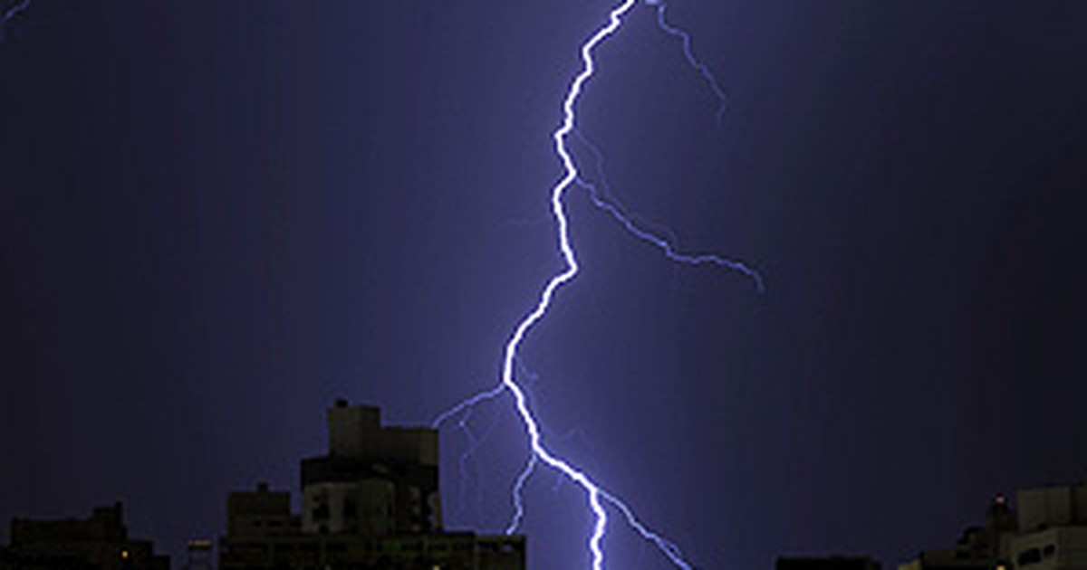 G1 - Meteorologista orienta sobre como agir durante temporais com raios ...