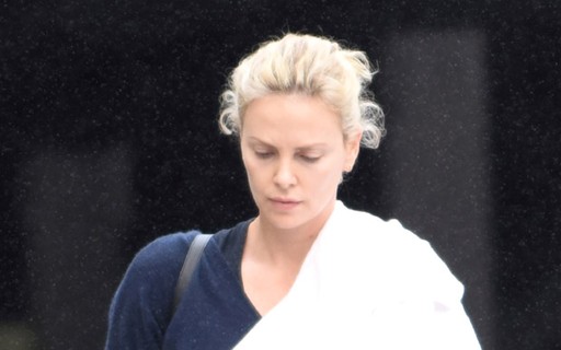 Sempre Linda Charlize Theron Posa Nua Para Revista Norte Americana Quem Quem News