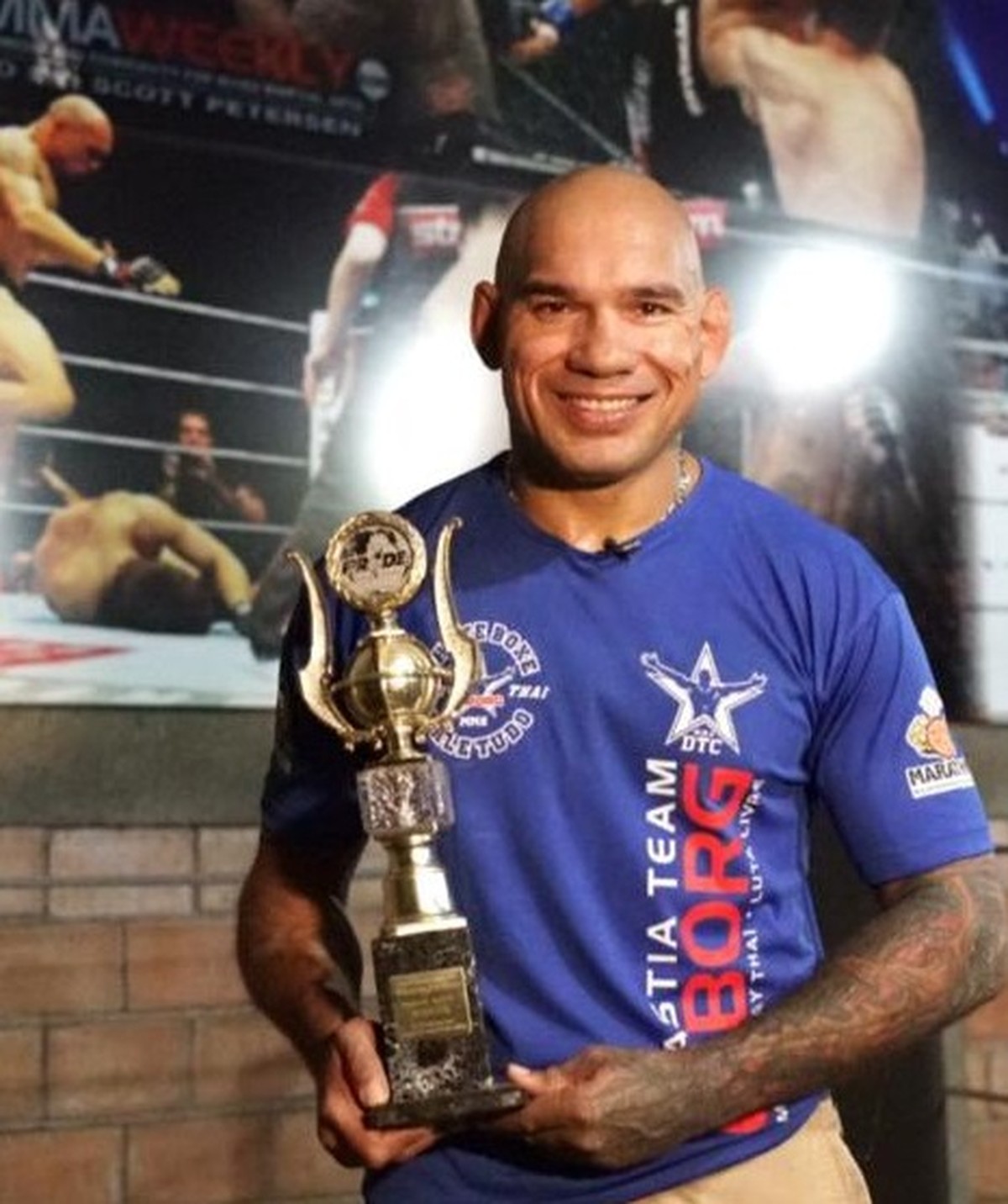 Cyborg leiloa troféu do Pride para comprar alimentos para famílias ...