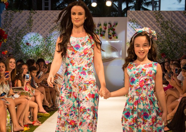 Carolina Kasting desfila com a filha, Cora, no Fashion Weekend Kids ...
