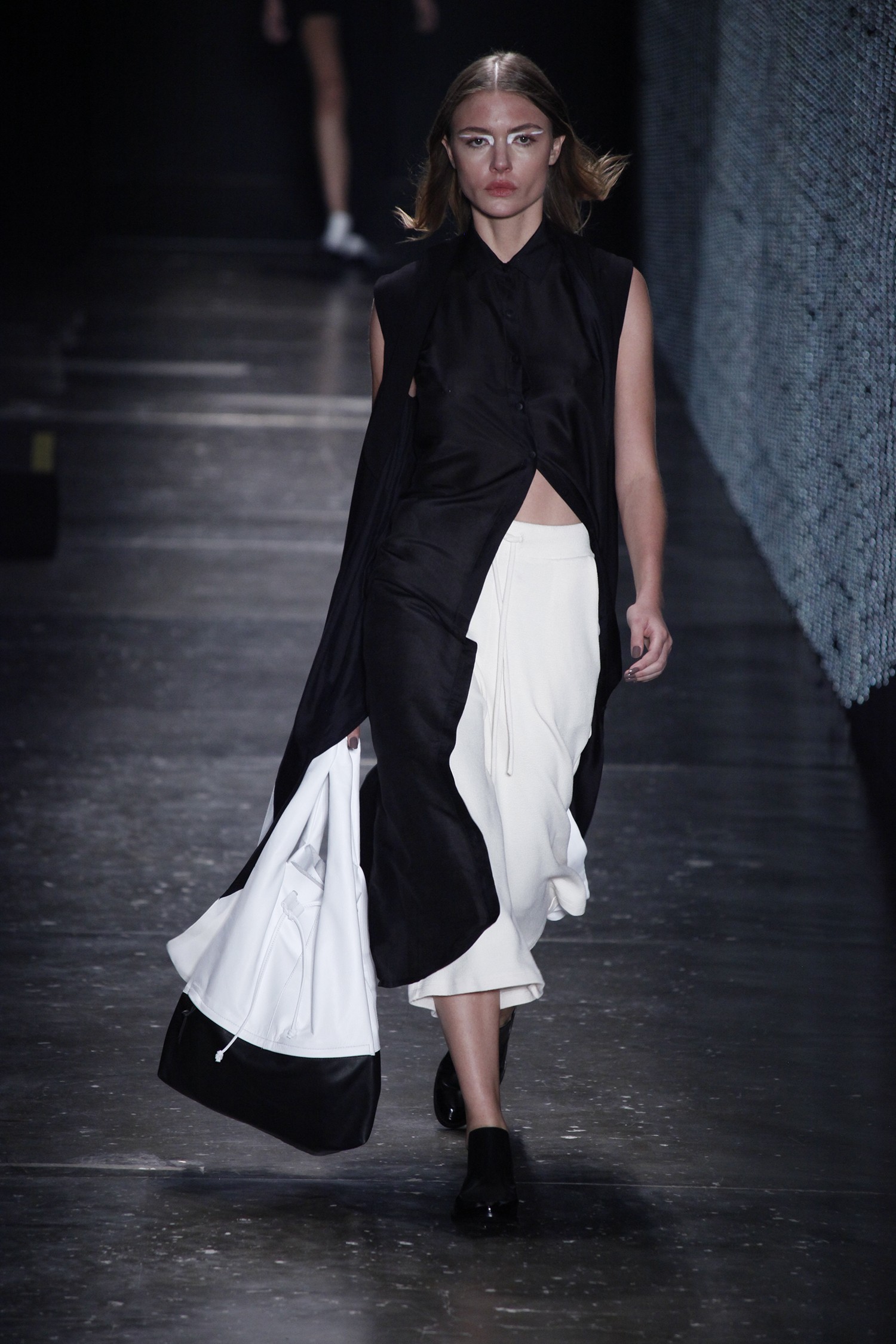 Ratier segue em sua trilha minimalista cool | Desfiles | Vogue