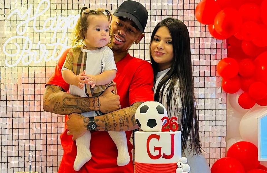 Raiane Lima se declara no aniversário de Gabriel Jesus após retomar relação