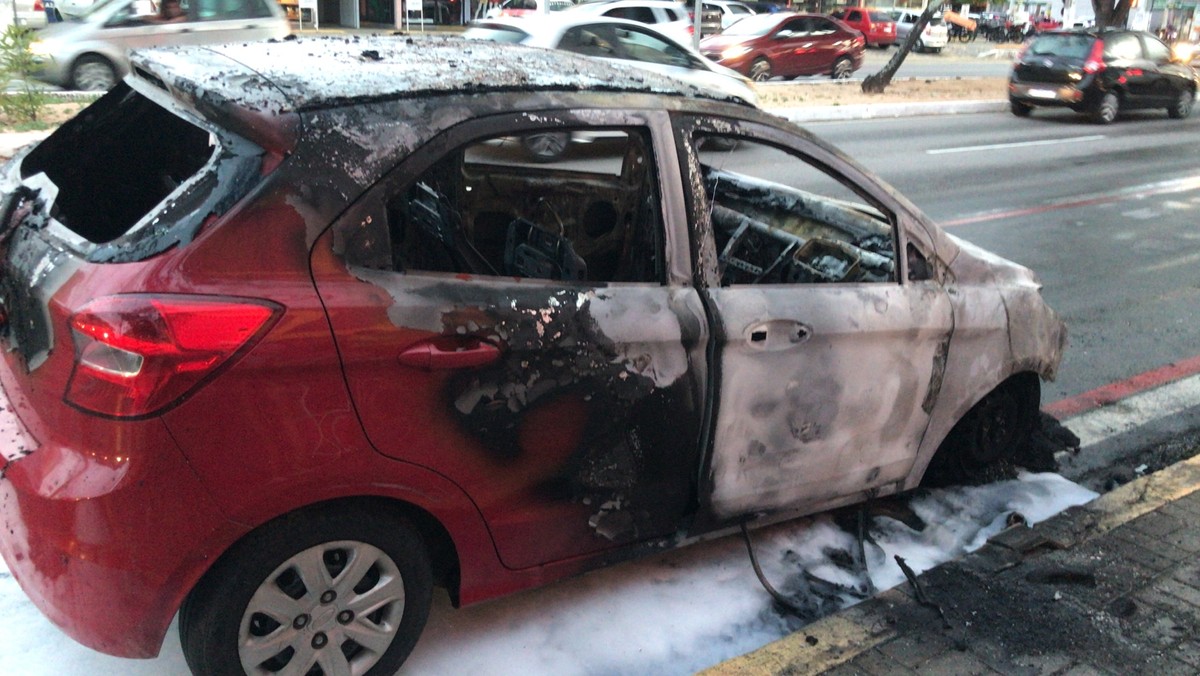 Carro fica destruído após pegar fogo na Avenida Prudente de Morais, em ...