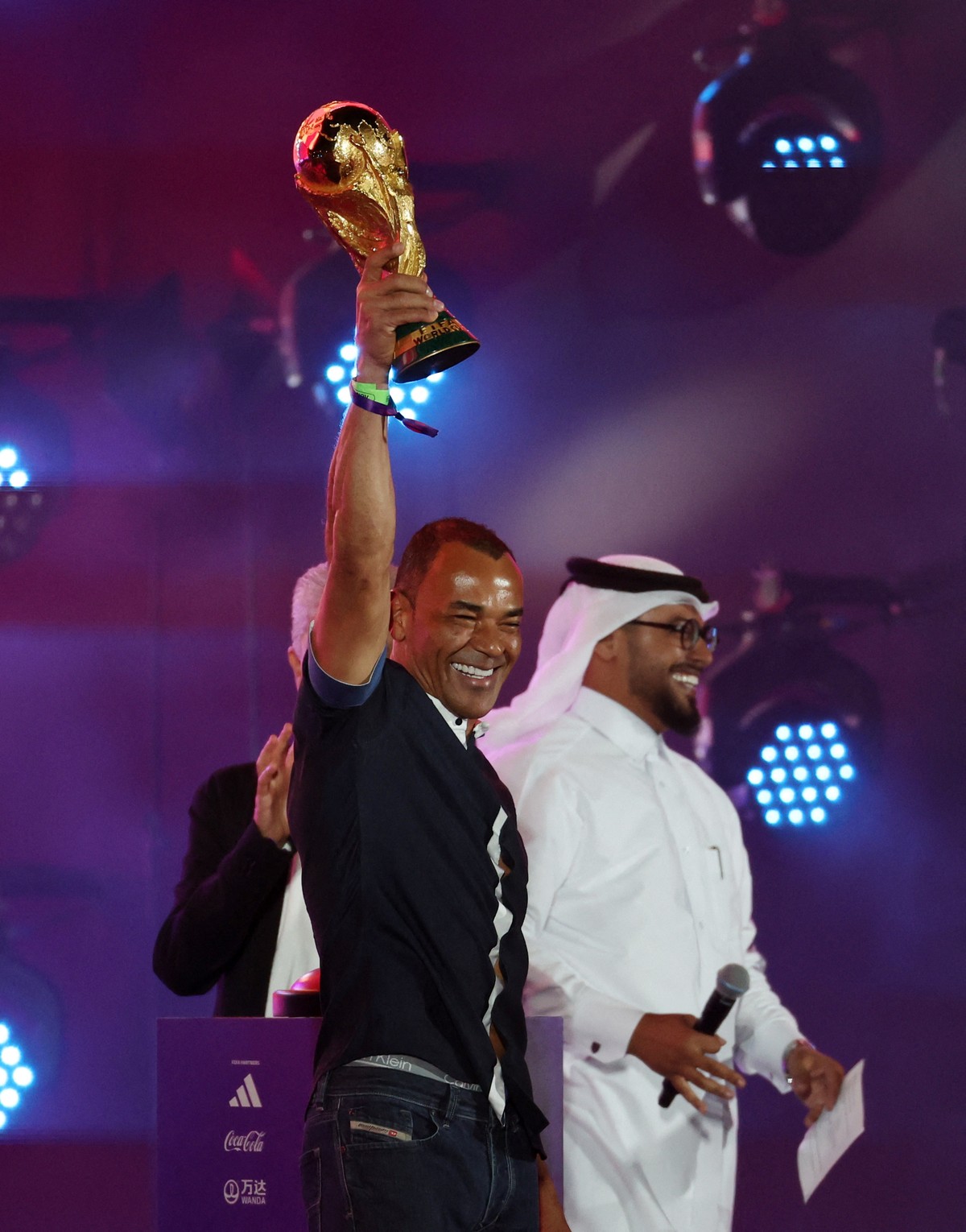 Na véspera da abertura, Roberto Carlos, Cafu e Bebeto erguem taça da ...