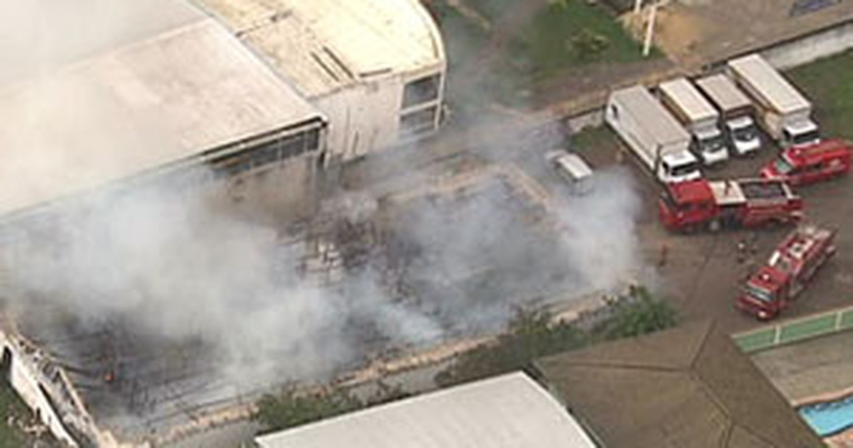 G1 - Bombeiros combatem incêndio em depósito na Zona Oeste do Rio ...