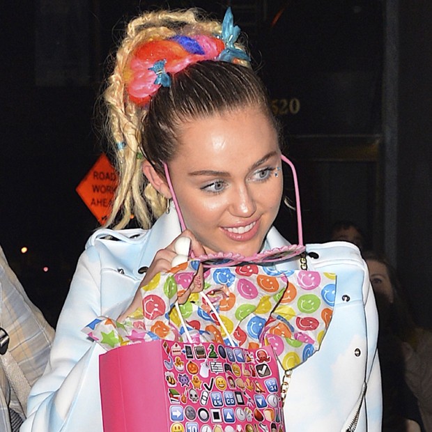 Miley Cyrus aparece com dreads e adereços coloridos no cabelo - Quem ...