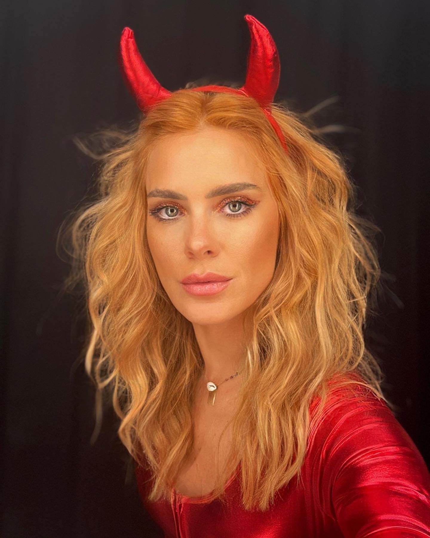 Aos 44, Carolina Dieckmann se fantasia de diabinha: "Dorme no formol ...
