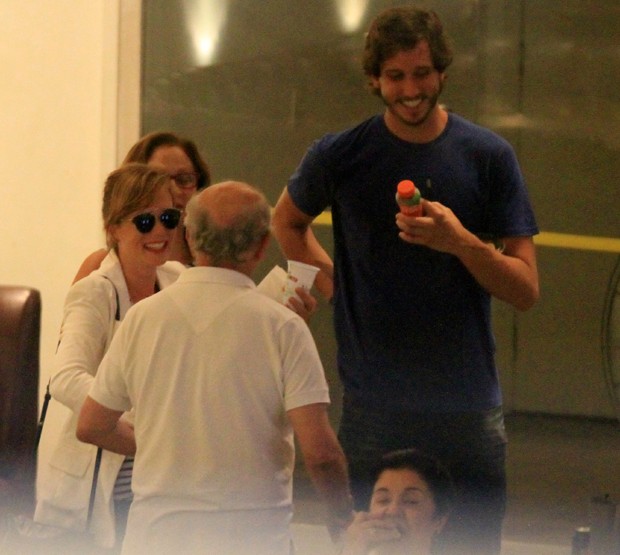 Mariana Ximenes curte cinema no Rio acompanhada de músico - Quem | QUEM ...