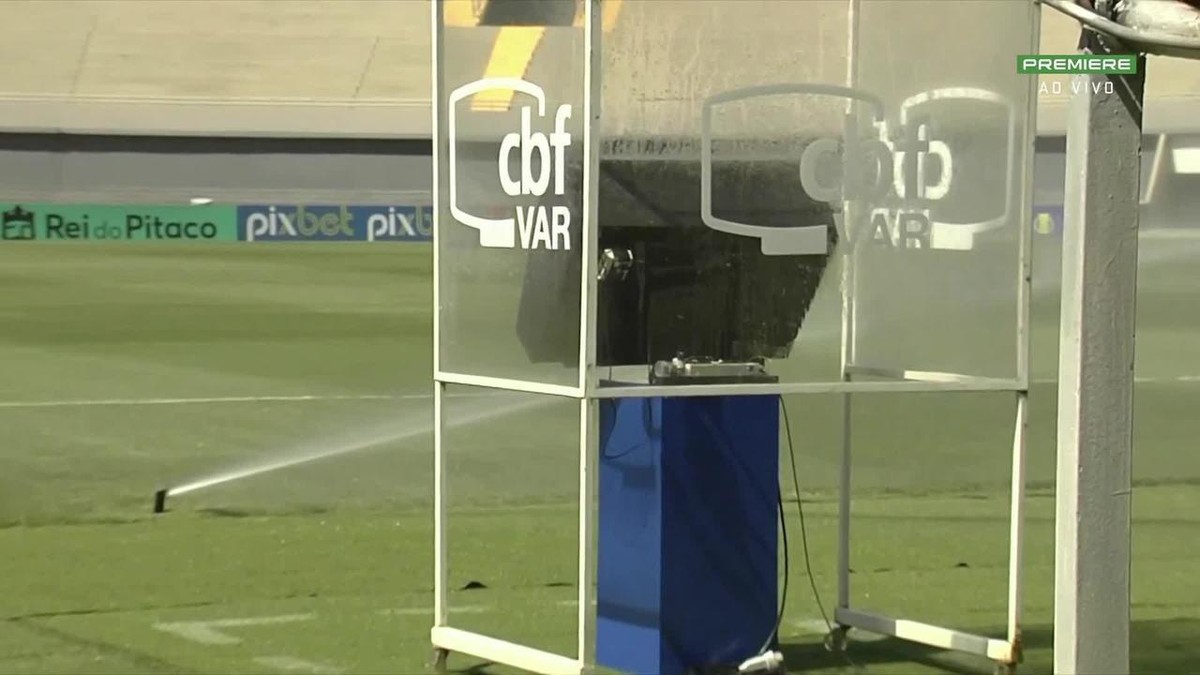 Cabine do VAR leva um banho do sistema de irrigação do Serra Dourada ...