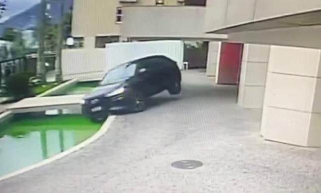 Veja o vídeo de um carro capotando no laguinho da portaria do Cap ...