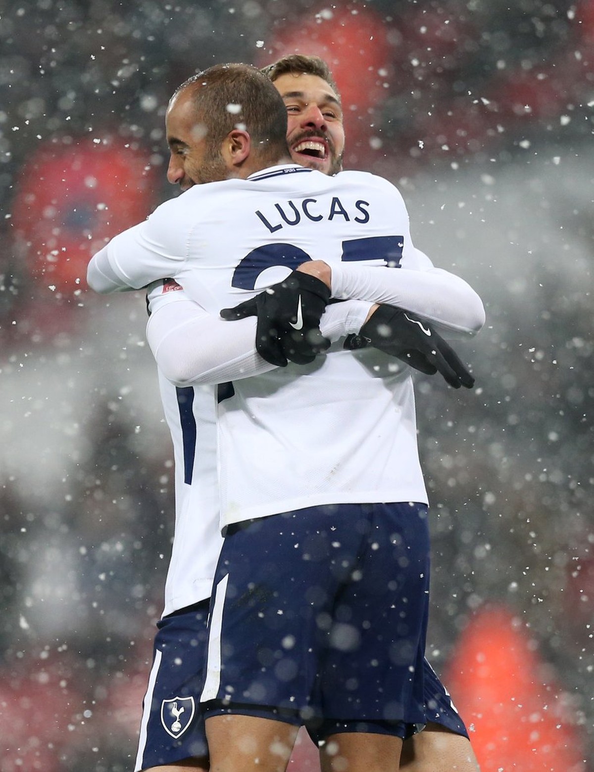 Lucas dá duas assistências, Tottenham goleia e avança na Copa da ...