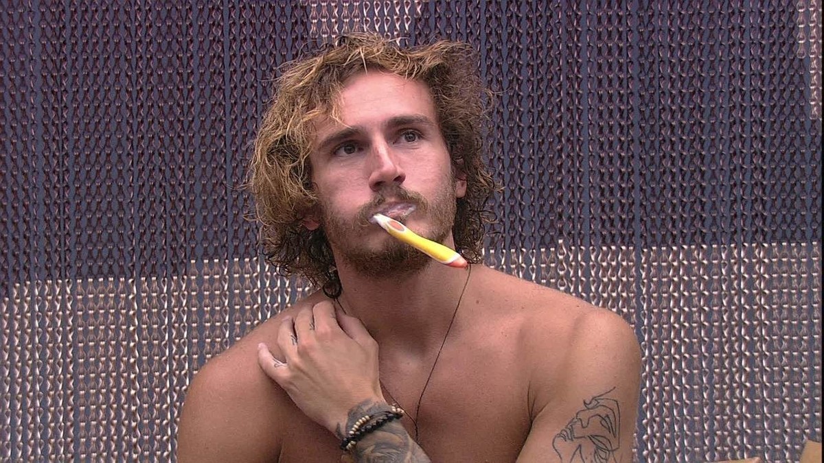 Alan observa brothers pela televisão no Quarto do Líder | casa bbb | gshow