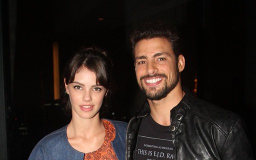 Cauã Reymond e Laura Neiva vão a coquetel em SP - Quem | QUEM News