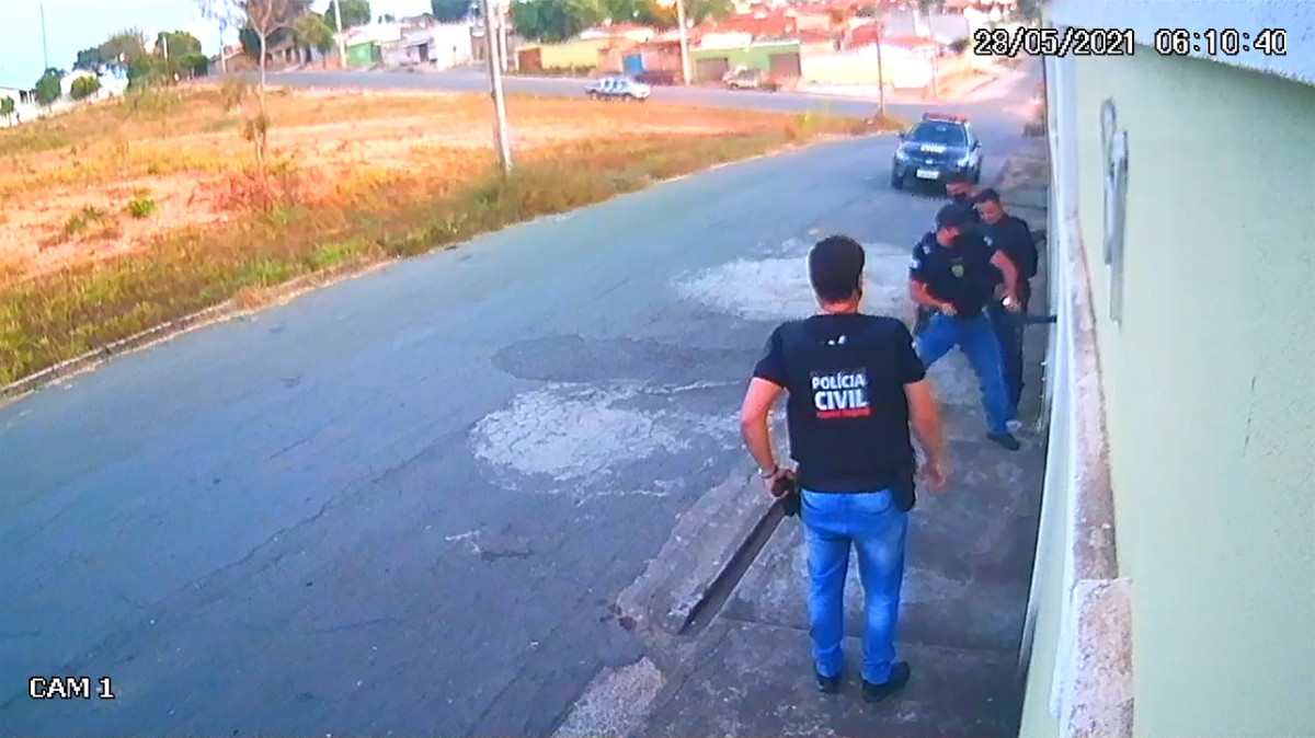 Vídeo Mostra Policiais Invadindo Casa Por Engano Liga Para Polícia