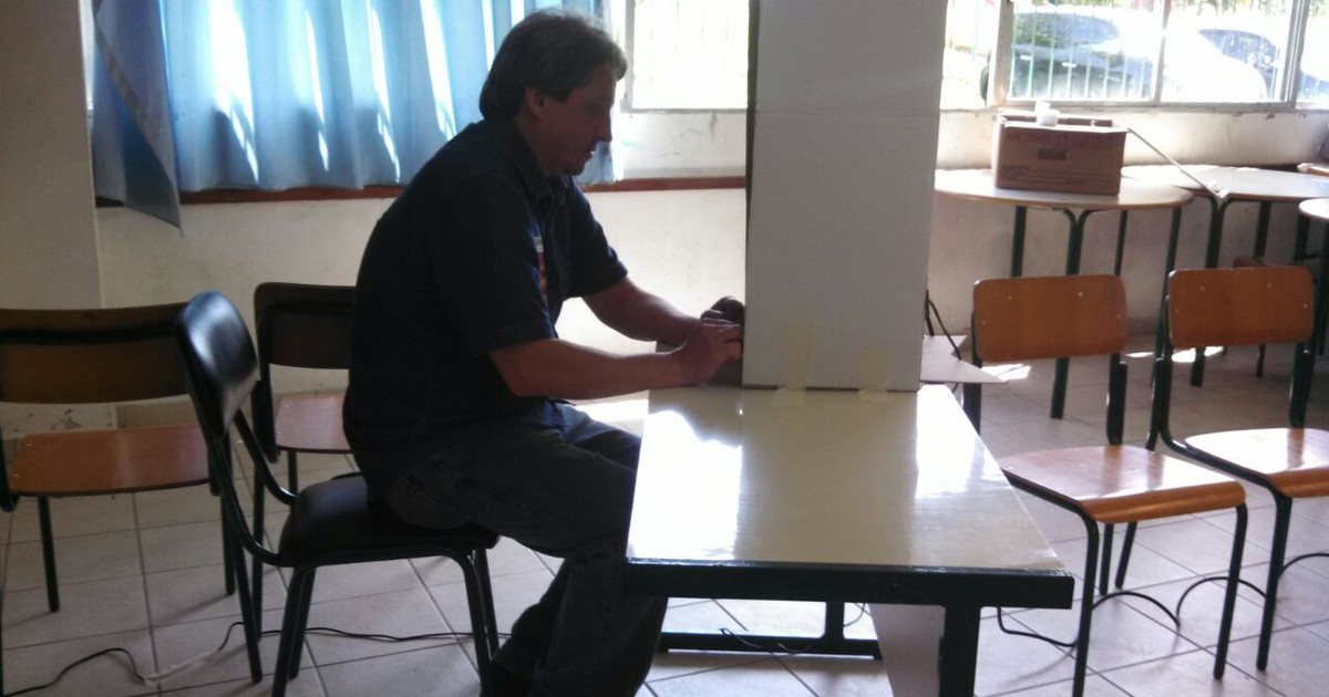 G1 - Candidato ao governo de SC, Gilmar Salgado vota em escola da ...