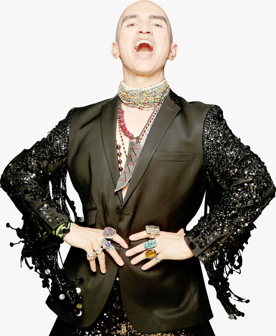 Edson Cordeiro fica bem na foto com disco tingido com as cores do arco ...