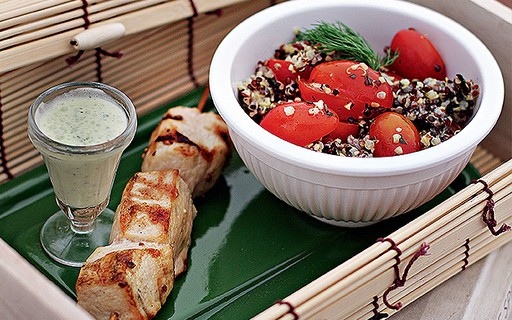Brochete de frango ao molho de iogurte e dill com tabule de quinoa ...