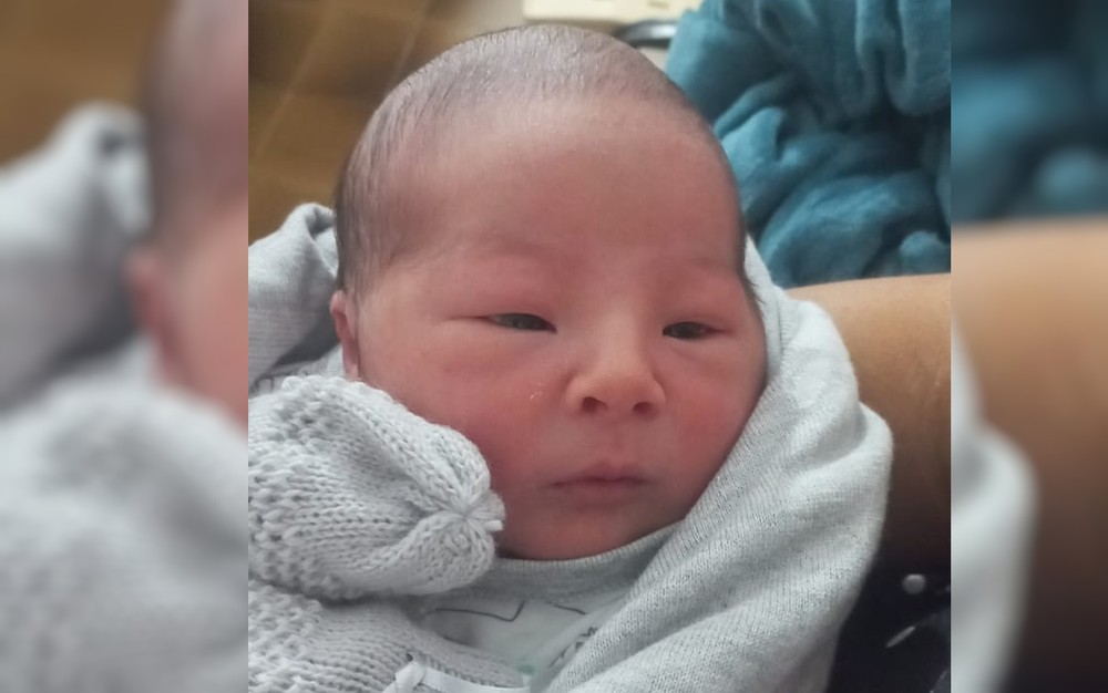 Bebê nasce empelicado e médico faz cócegas na barriga dele para acordá ...